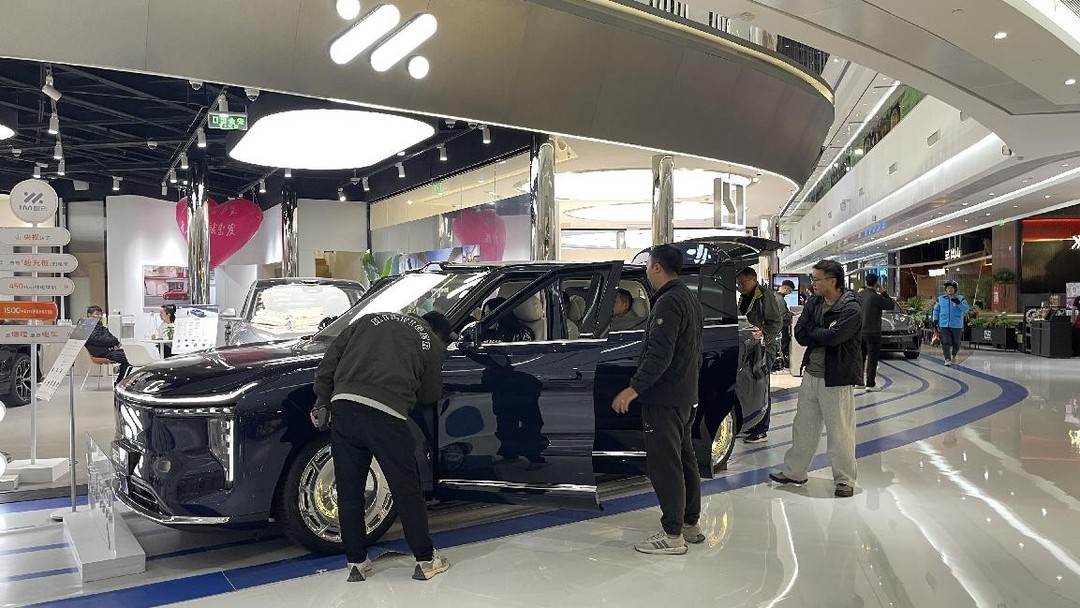 30万级大六座SUV，智己LS9和问界M8，哪款更值得推荐？ - 第一电动网